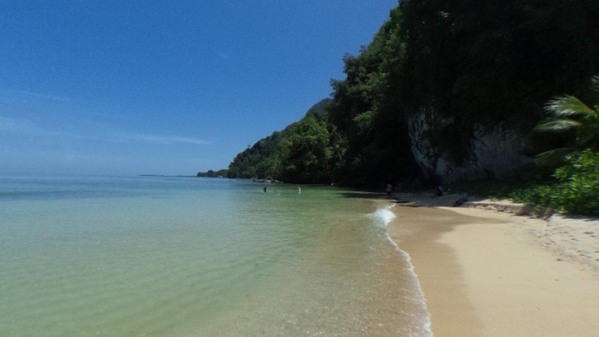 Pantai Sejernih Ini Cuma 15 Menit dari Pelabuhan Desa Saleman Maluku ...