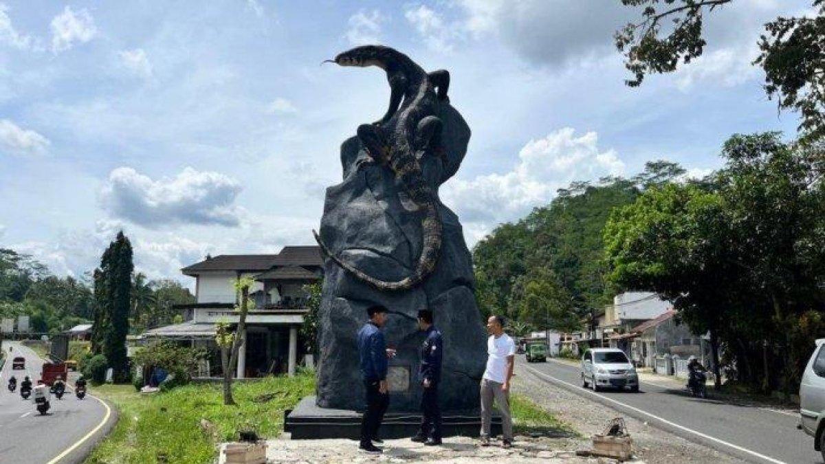 Sosok & Profil Arianto Seniman Pembuat Patung Biawak Viral di Krasak ...