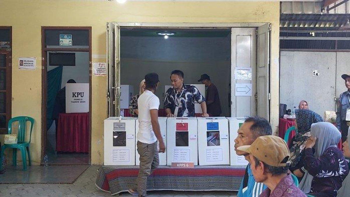 Kotak Suara Dibuka Sebelum Jam 7 Karena Pemilih Mau Kerja, TPS di Tegal ...