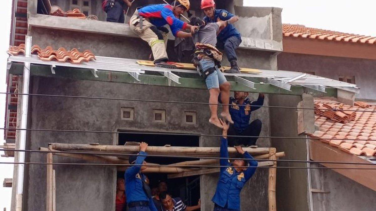 Kronologi Tukang Bangunan di Semarang Tewas Tersetrum Listrik saat Menaikkan Baja Ringan di Atap ...