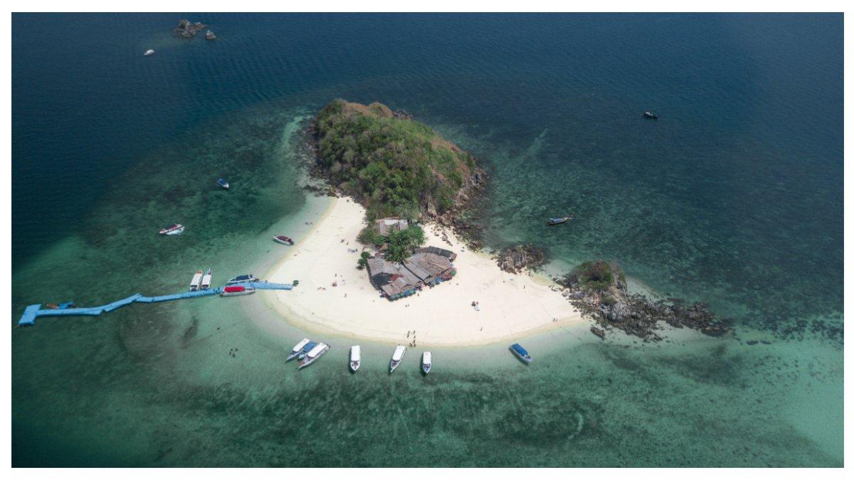 Hanya 2 Jam dari Wasior, Jelajahi Surga Tersembunyi di Papua: Pantai ...