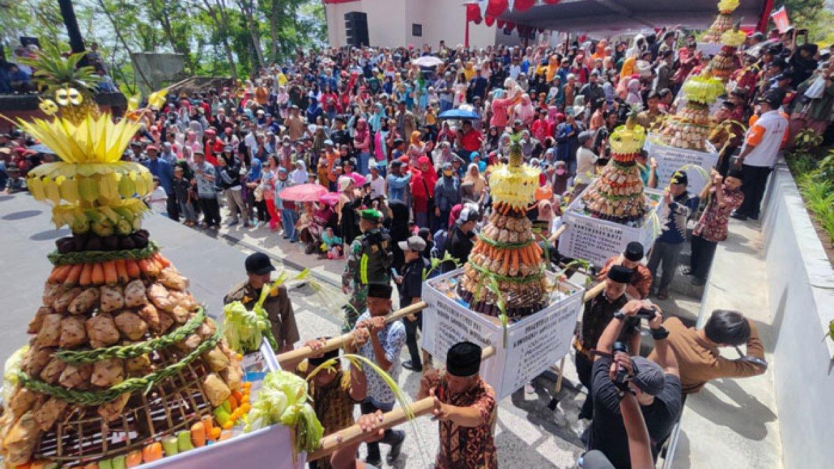 Bupati Klaten Sri Mulyani Puji Sikap Masyarakat saat Tradisi Syawalan ...