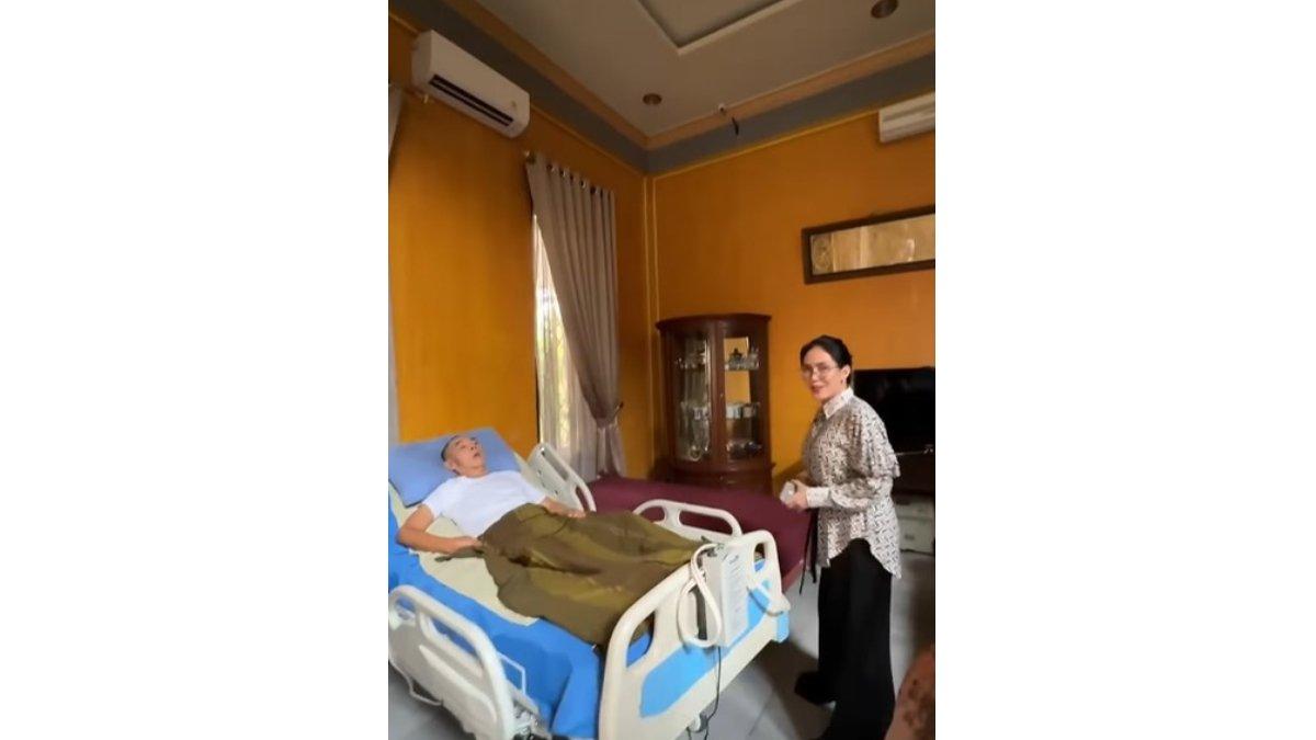 7 Potret Terbaru Mat Solar yang Kena Stroke, Bisa Senyum saat Dijenguk ...