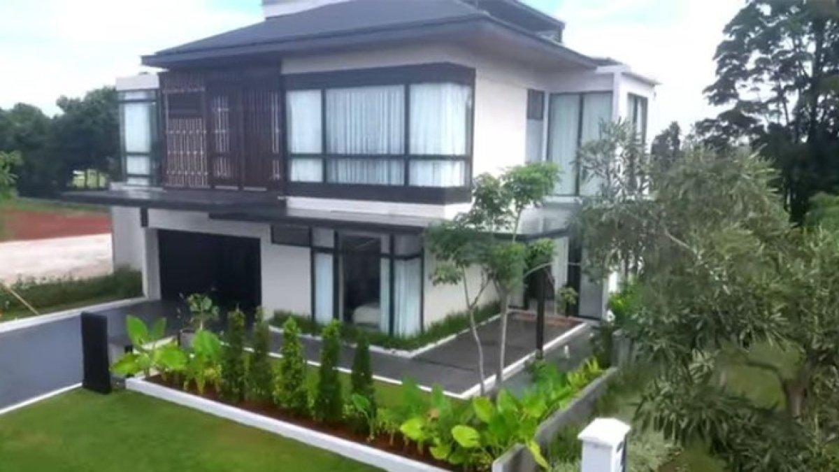 5 Potret Rumah Baru Luna Maya, Mewah Dekat Lapangan Golf, Pintu Depan ...