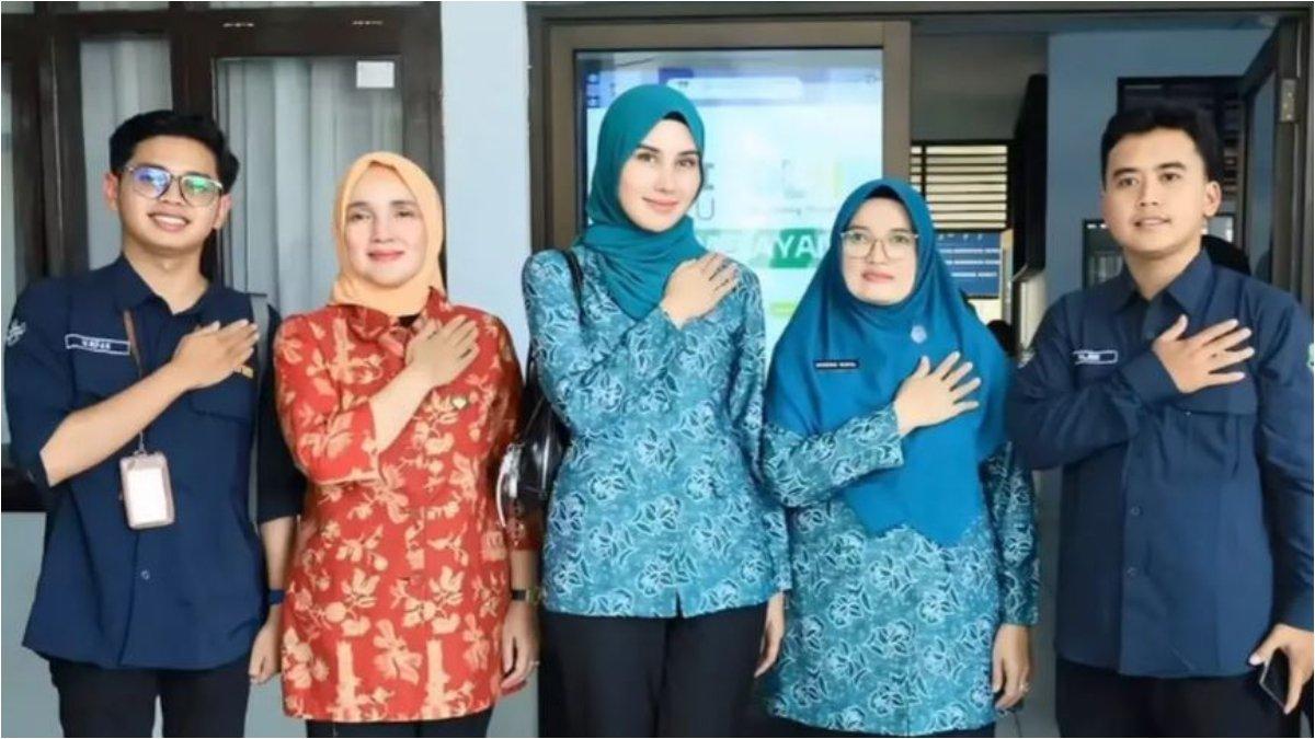 Adu Gaya Syahnaz Sadiqah Vs Margin Wieheerm Jadi Ibu Pejabat, Istri ...