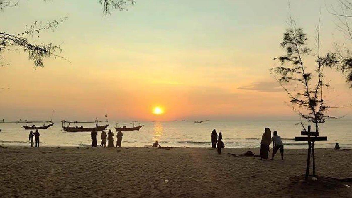 Wisata Gratis di Tuban, Kunjungi Pantai Berpasir Putih, Pemandangan ...
