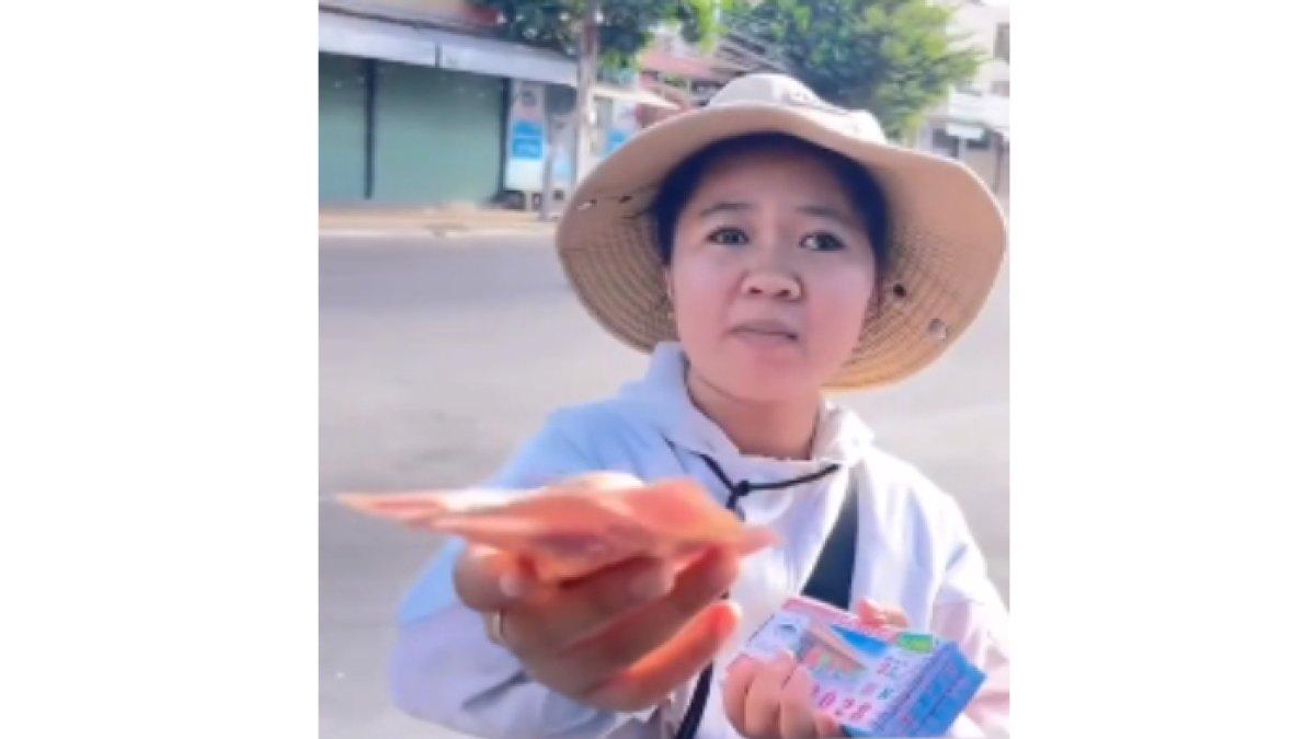 Gadis Cantik Penjual Lotre Dipuji Berkat Kejujurannya, Tebar Kebaikan ...