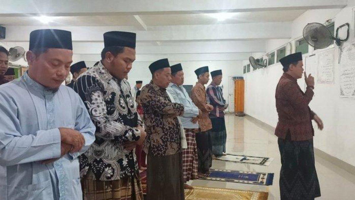 Heboh Salat Tarawih Kilat di Indramayu Sujud Rukuk 1 Detik, 23 Rakaat 6 ...