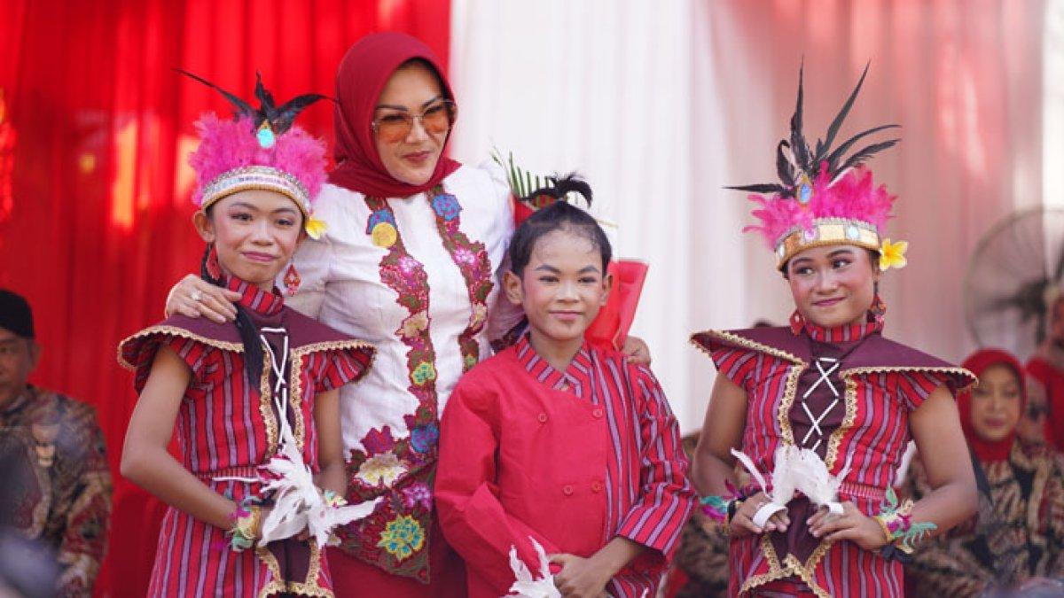 Klaten Lurik Carnival Sukses Besar! Bupati Sri Mulyani Jadikan Ajang Promosi Kain Khas Klaten ...