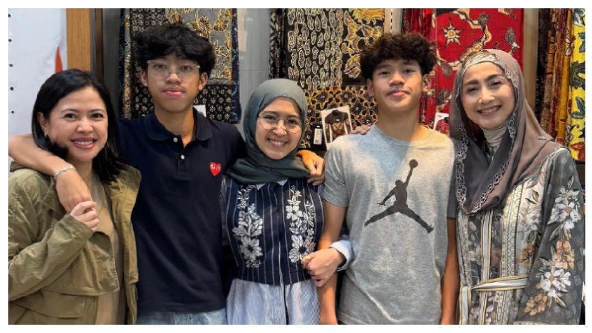 Potret Desy Ratnasari Silaturahmi dengan Mantan Suami Sammy Hamzah ...