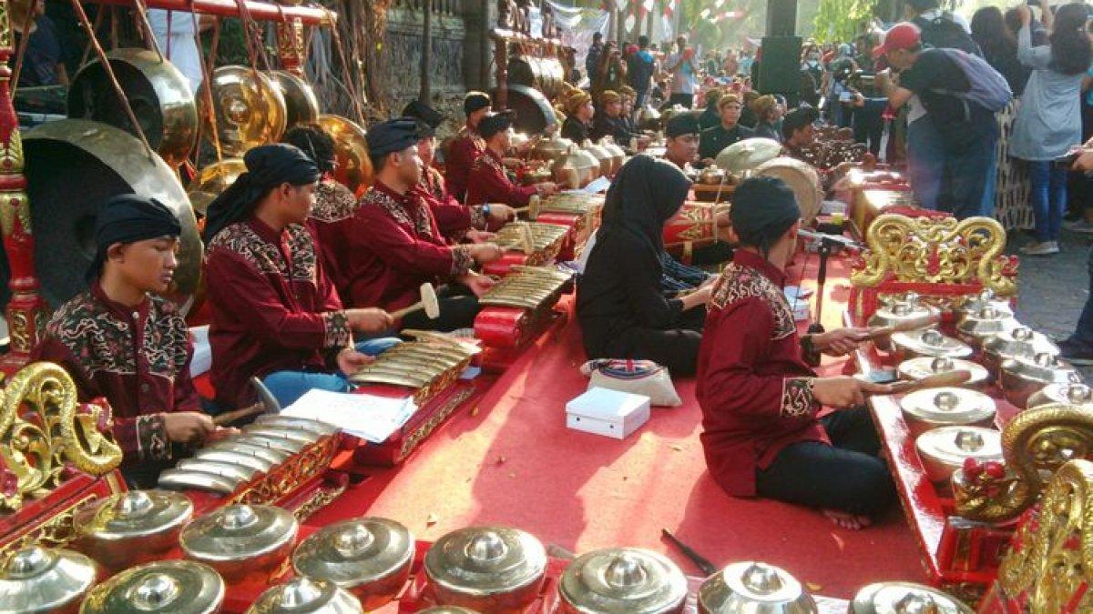 KUNCI JAWABAN Seni Budaya Kelas 8 Halaman 36 Semester 2, Jenis musik, Asal Daerah & Upacara Adat ...
