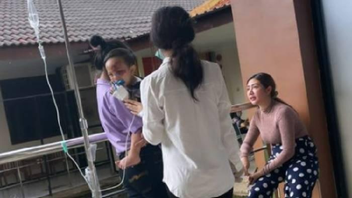 Siska Lorensa, Pengasuh Gala, Terlihat Pegang Erat Tangan Sang Bocah ...