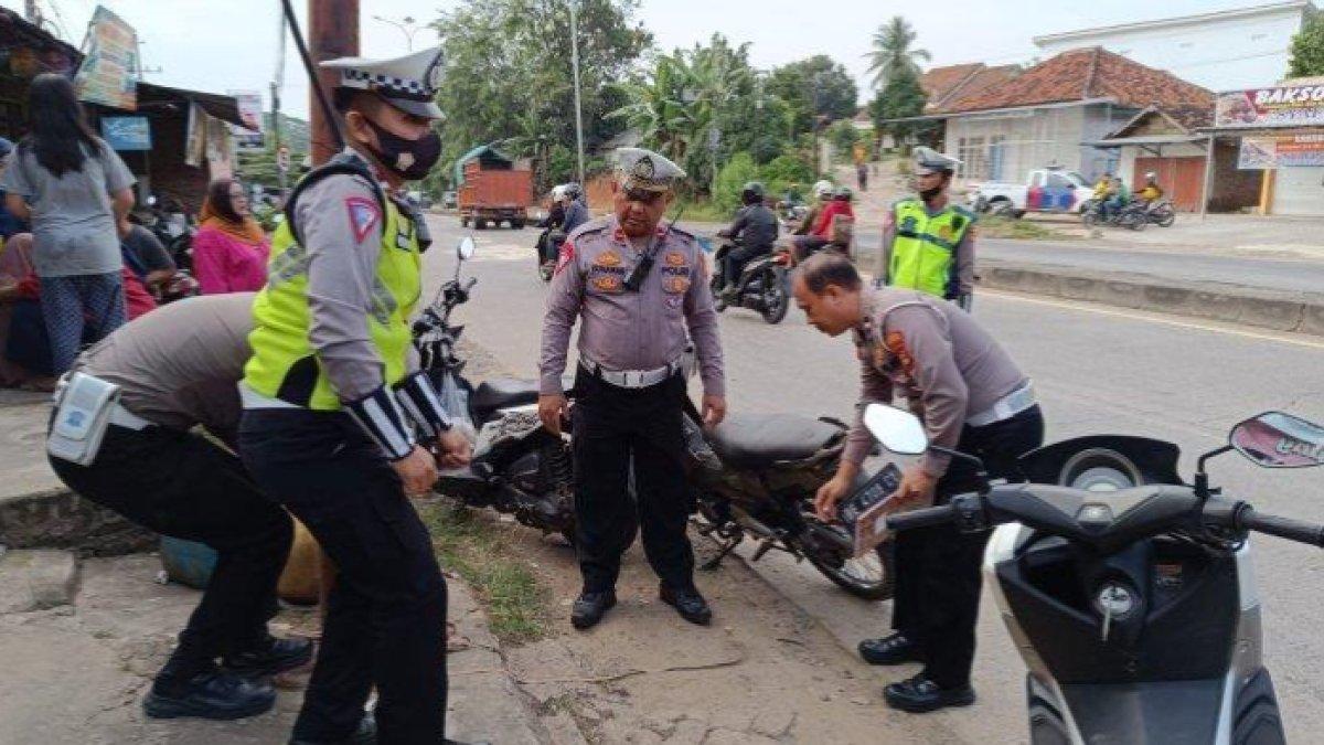 TRAGIS! Kecelakaan Maut Motor Vs Truk di Lampung, Ayah & Anak Tewas ... TRAGIS! Kecelakaan Maut Motor Vs Truk di Lampung, Ayah & Anak Tewas ...