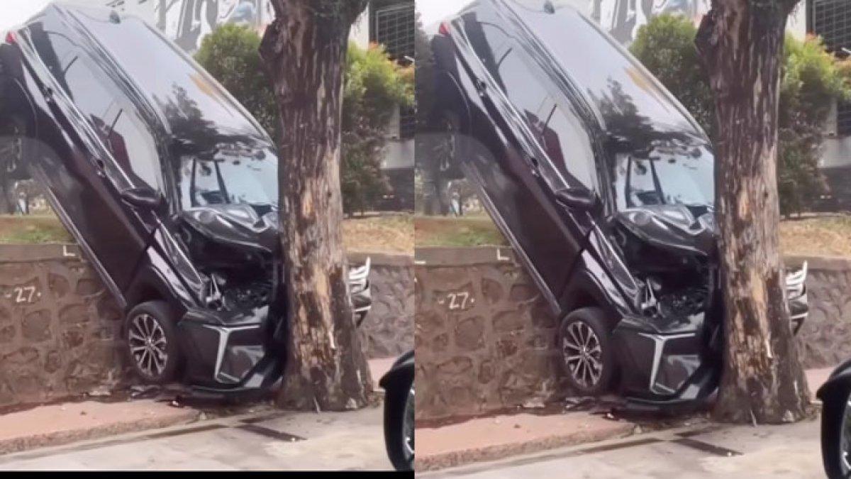 ASTAGHFIRULLAH! Avanza Ringsek Tabrak Pohon di Tangsel, Sopir Diduga ...