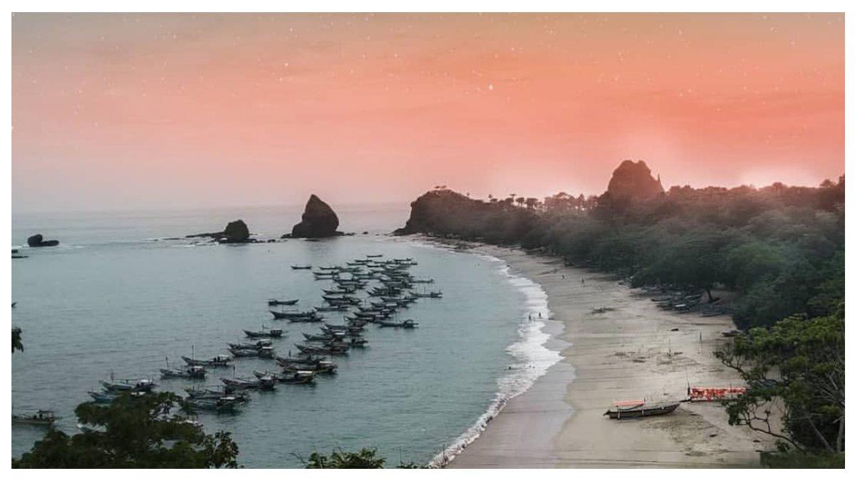 Di Jember Jatim Ada Pantai Seindah ini dengan Batu Karang Ikonik, 1 Jam ...
