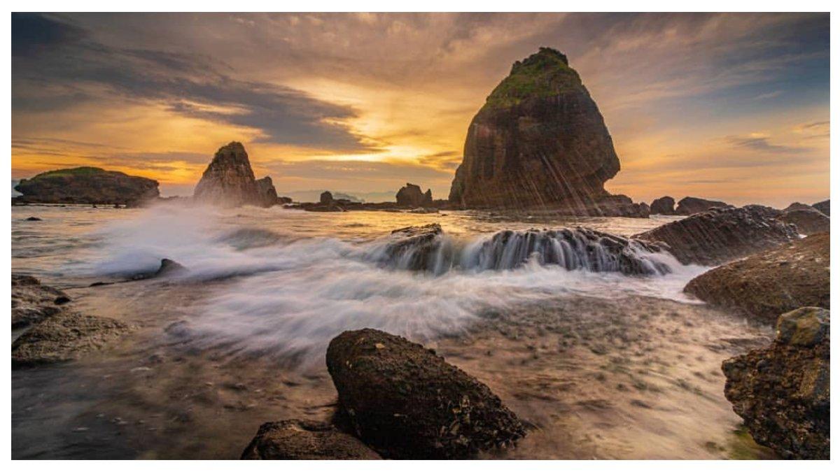 Di Jember Jatim Ada Pantai Seindah ini dengan Batu Karang Ikonik, 1 Jam ...