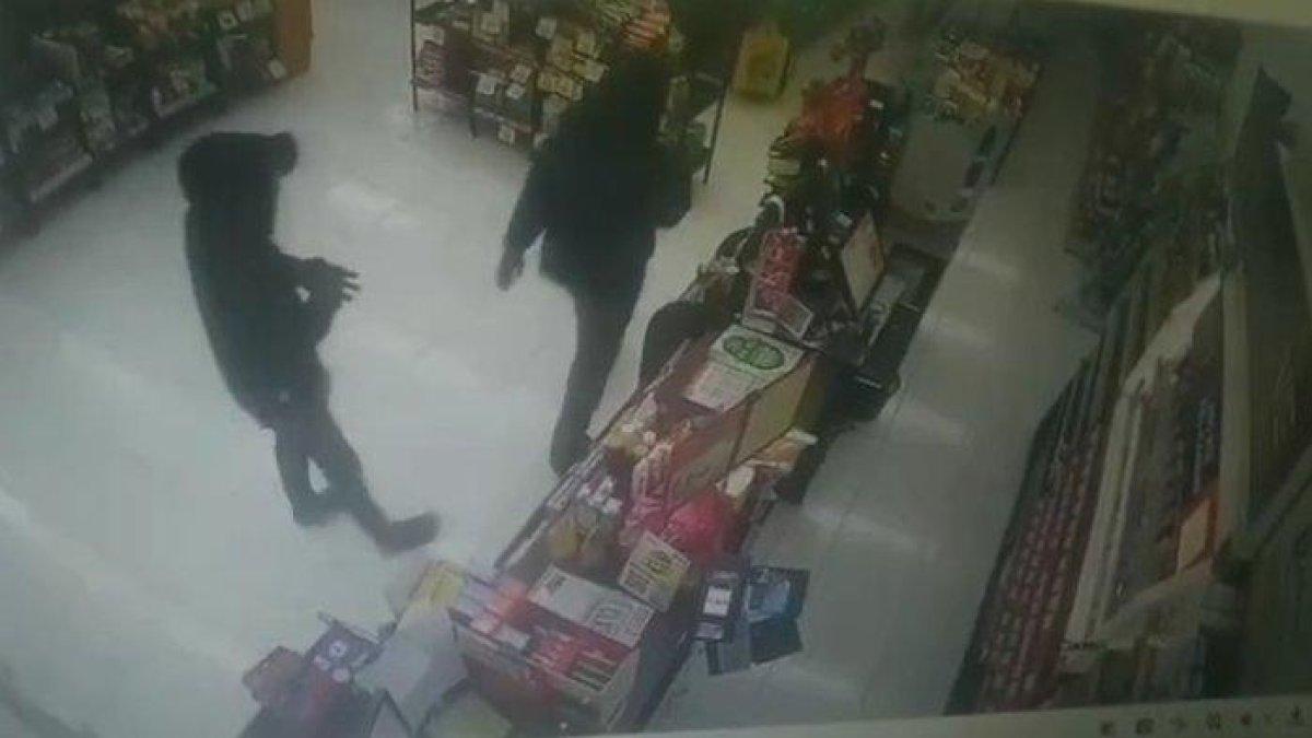 'Saya Bacok Kamu!' Pegawai Minimarket Syok Ditodong 4 Perampok, Pilih Teriak, Ancaman Tak ...