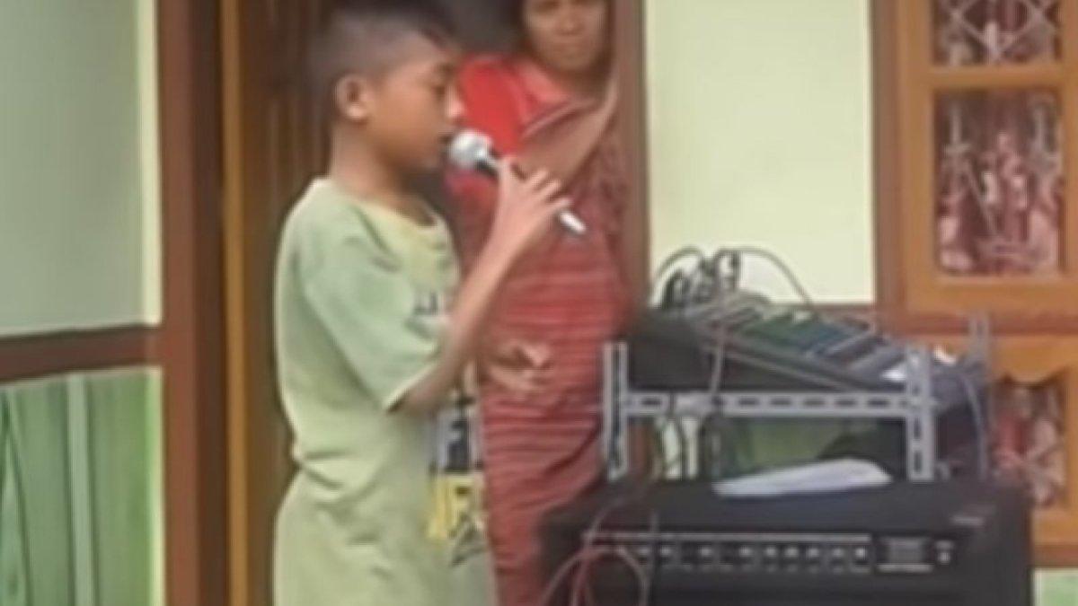 Tahu Bocah Lusuh yang Pegang Mic Ini? Sempat Viral, Jadi Anak Angkat Artis, Kini Hidup Serba ...