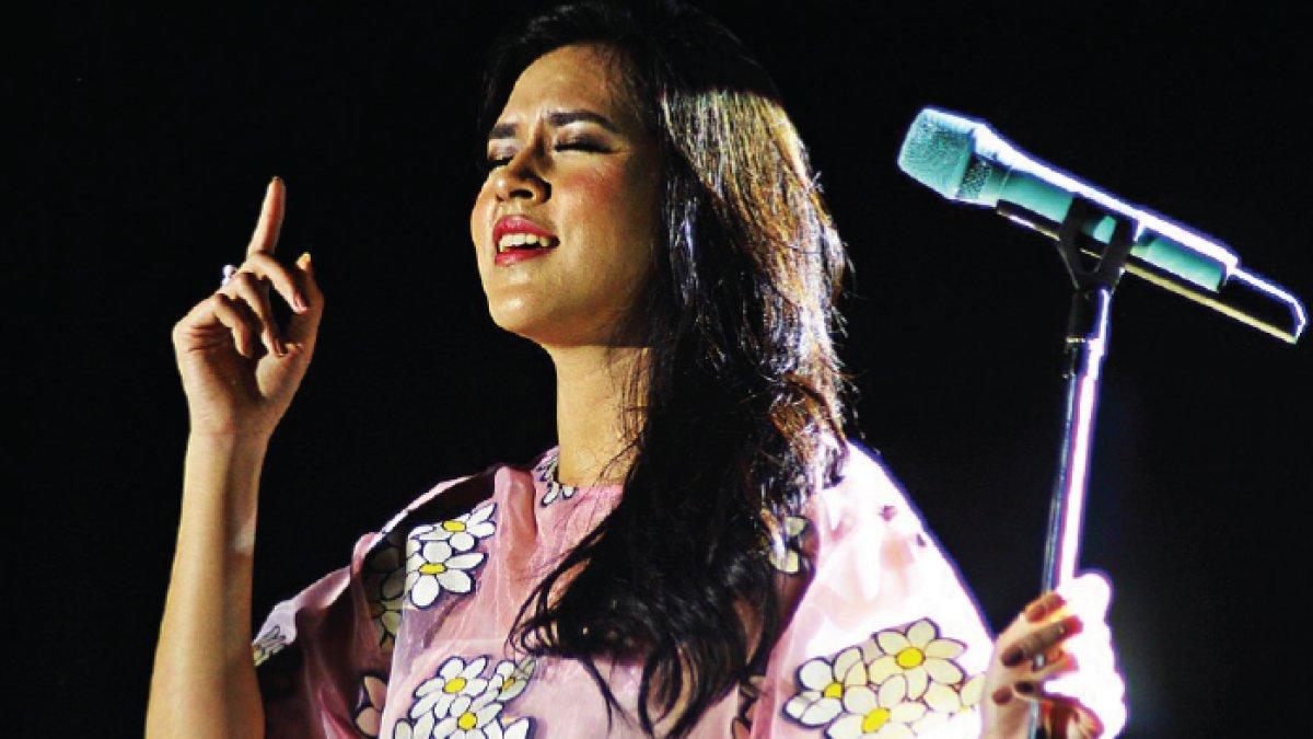 DULU Jadi Penyanyi Kafe, Artis Top Ini Kini Torehkan Rekor Jadi Wanita ...