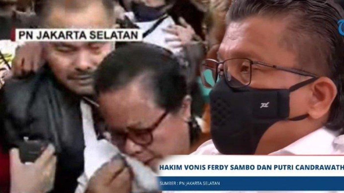 'Terima Kasih Tuhan!' Tangis Rosti Ibu Brigadir J Pecah Sambo Divonis Mati, Terus Peluk Foto ...