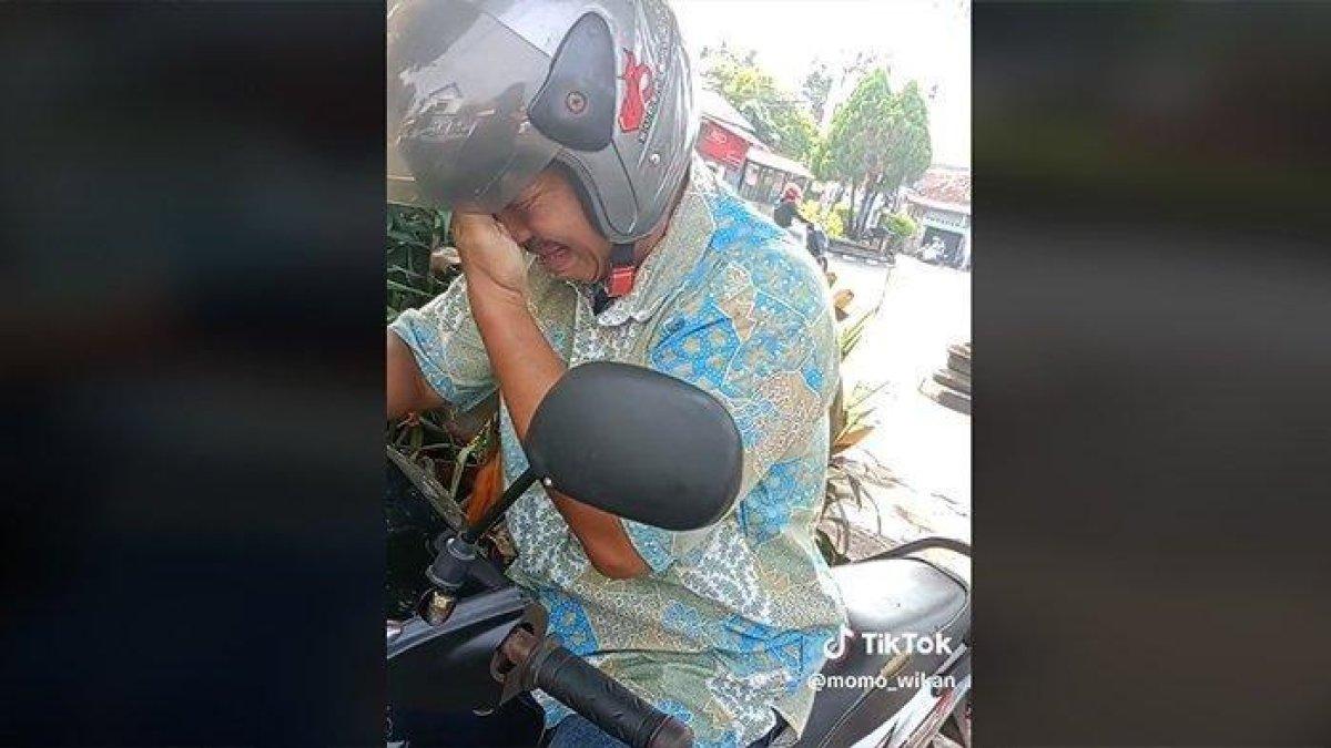 'Saya Dibentak' Pilu Pria Nangis di Pinggir Jalan Kehabisan Bensin, Antar Wisuda Malah Dimarahi ...