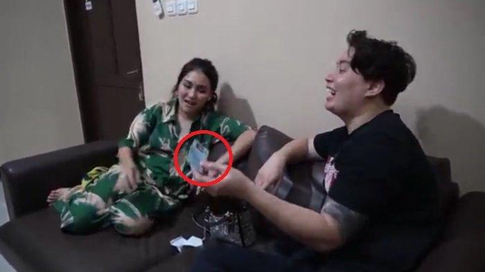 Janda 6 Tahun, Status KTP Ayu Ting Ting yang Dibongkar Edric Tjandra ...