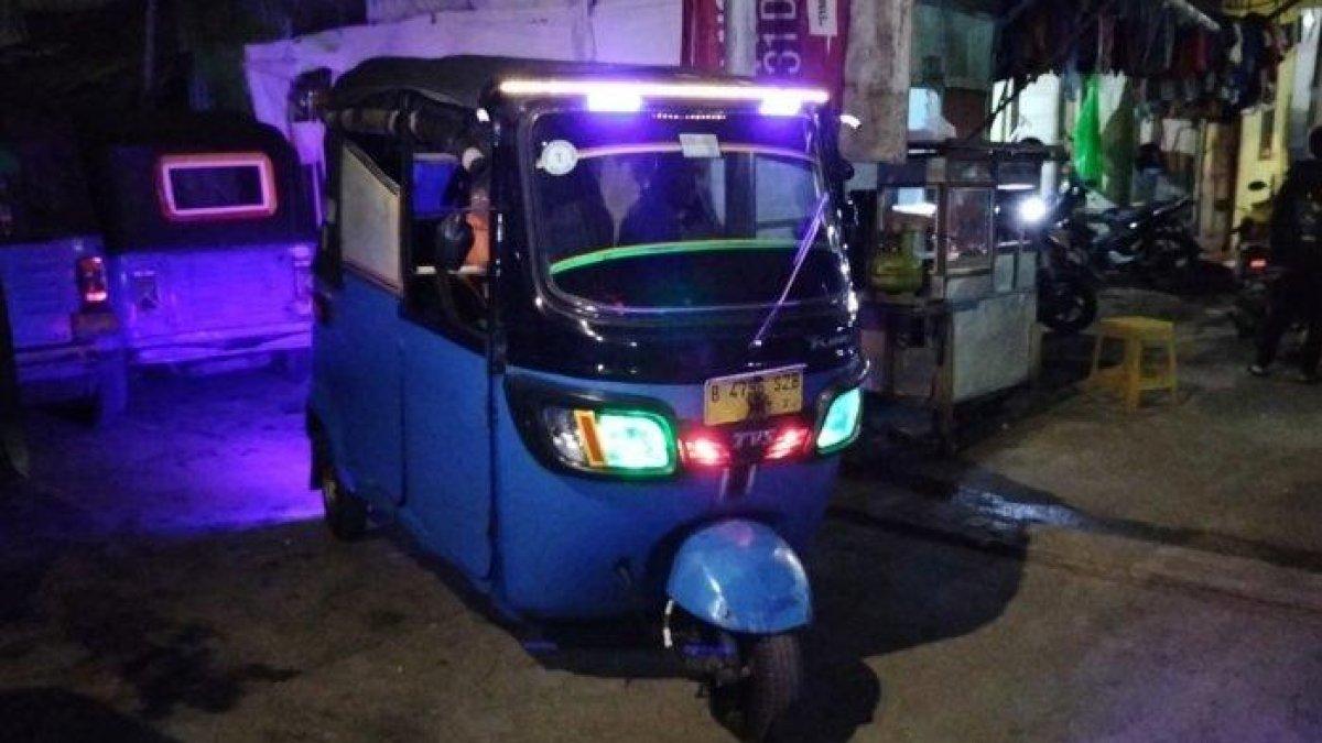 BRAKK! Lagi Jalan Kaki, Pria di Tanjung Priok Tiba-tiba Ditabrak Bajaj ... BRAKK! Lagi Jalan Kaki, Pria di Tanjung Priok Tiba-tiba Ditabrak Bajaj ...