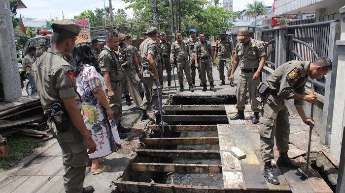 3 Lapak PKL Dibongkar Satpol PP di Khatib Sulaiman Padang, Mursalim: Sudah Berkali Diingatkan ...