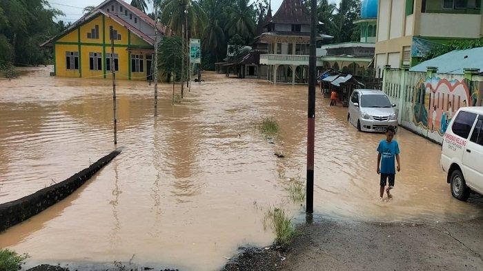 Air Setinggi Lutut Genangi Masjid, Puskesmas dan Pemukiman Warga di ...