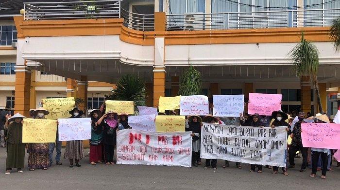 BREAKING NEWS: Puluhan Orang dari Nagari Kapa Unjuk Rasa di Kantor Bupati Pasaman Barat ...