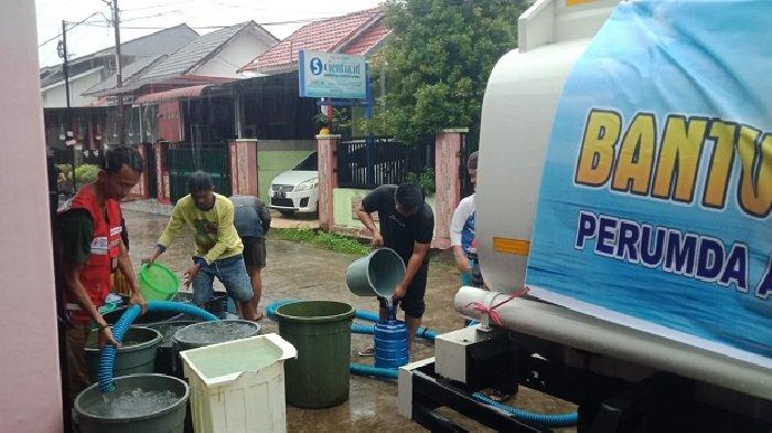 Aliran Air PDAM Terganggu, PMI Bantu Distribusikan Air Bersih untuk Masyarakat Padang ...
