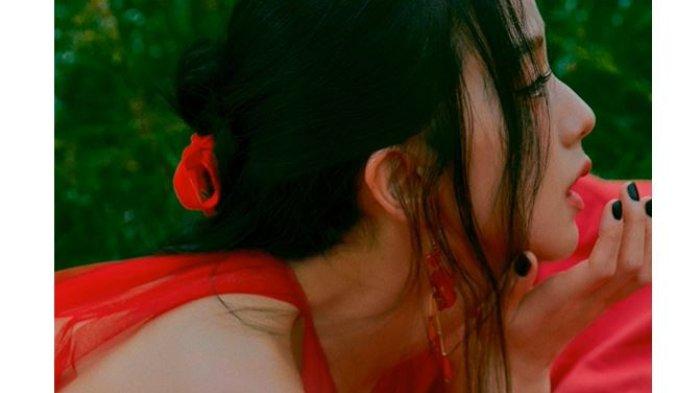 Arti Lagu All Eyes On Me Jisoo BLACKPINK: Make Me Feel Alive Euimi Eomneun Maldeullo Chaeuji Ma ...