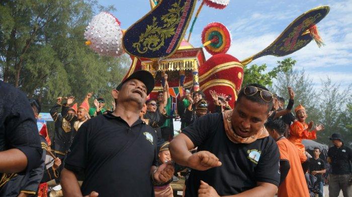 Prosesi Mambuang Tabuik ke Laut Selesai, Pesona Budaya Tabuik Pariaman ...