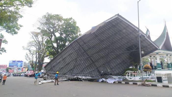 Atap Lapangan Kantin Bukittinggi Roboh ke Jalan Timpa 1 Sepeda Motor ...