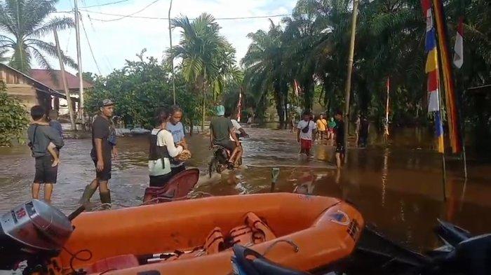 Ratusan Rumah Terendam Banjir di Silaut Pesisir Selatan, SAR Padang ...