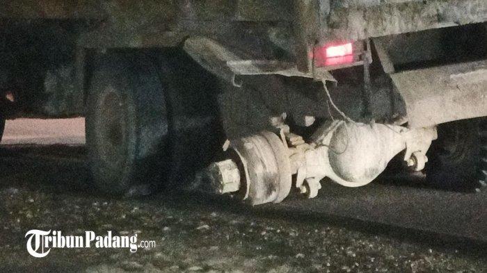 BREAKING NEWS: Ban Truk Lepas Hantam Sepeda Motor di Bypass Padang ...