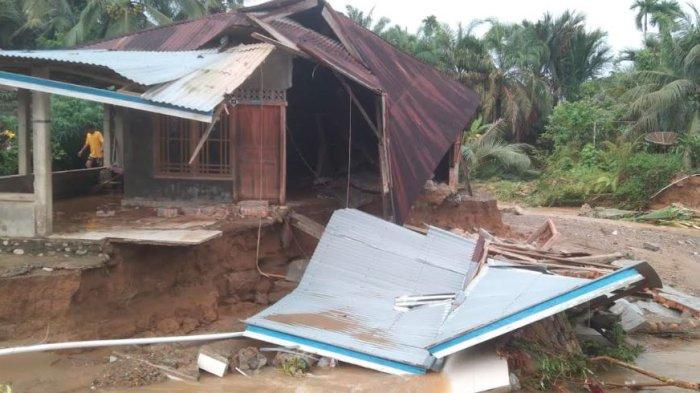 3 Rumah Warga di Ranah Batahan Pasaman Barat Hanyut Terbawa Arus Sungai ...