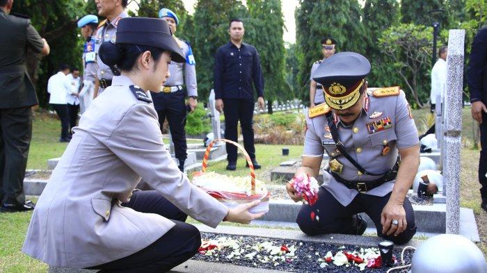 Peringatan Hari Bhayangkara ke-78, Polda Sumbar Gelar Ziarah dan Tabur Bunga di Taman Makam ...