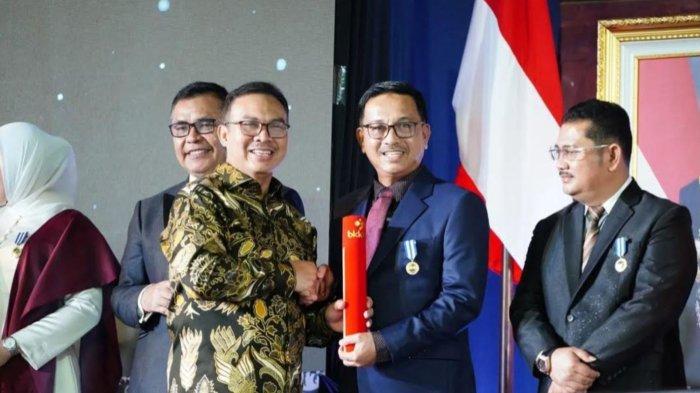 Berhasil Tekan Angka Stunting, Bupati Khairunas Raih Penghargaan Manggala Karya Kencana BKKBN RI ...