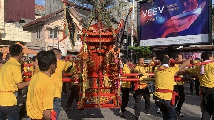 Meriah! Arak-arakan Kio, Barongsai, dan Naga Hiasi Perayaan Cap Go Meh di Kota Padang ...