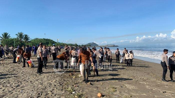 Cuaca Buruk Sering Melanda, Polresta Padang Gelar Aksi Pungut Sampah untuk Antisipasi Banjir ...