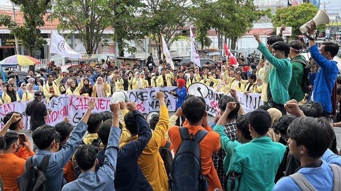 POPULER PADANG Demo Mahasiswa di DPRD, 10 Guru Besar Baru Unand ...