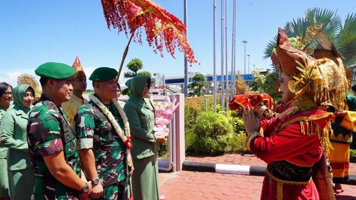 Prajurit dan PNS Korem 032/Wbr Sambut, Danrem Brigjen TNI Wahyu Eko ...