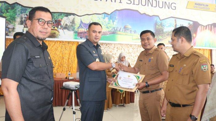 Diskominfo Sijunjung Raih Peringkat Pertama Evaluasi SAKIP 2023, Bupati: Terus Tingkat Kinerja ...