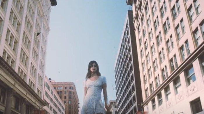 Arti Lagu Doin Time Lana Del Rey Viral di TikTok: Summertime and the ...
