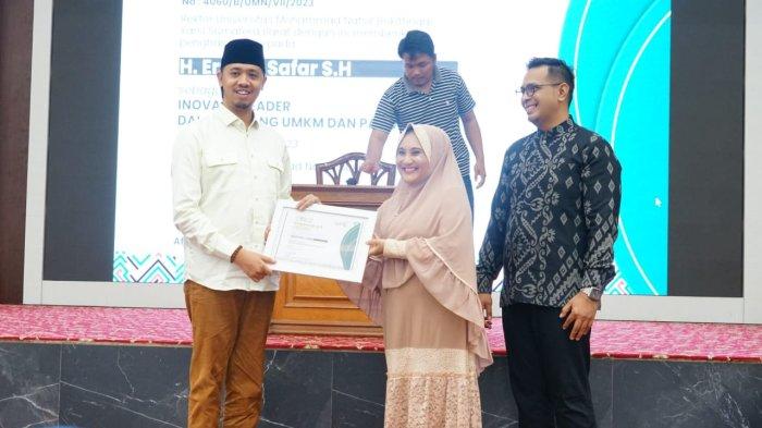 Erman Safar Terima, Penghargaan Inovatif Leader dari Universitas ...