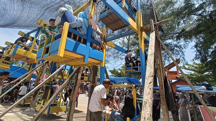 FOTO: Buaian Kaliang di Pantai Gandoriah Pariaman, Bianglala ...