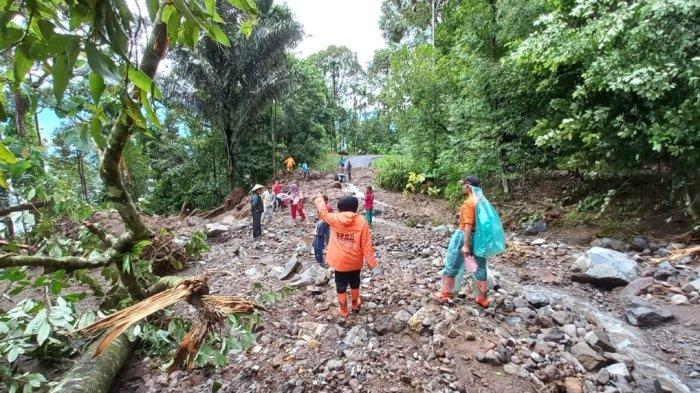 FOTO Longsor dan Pohon Tumbang di Agam Sumbar: Rumah Hancur, Jalan ...