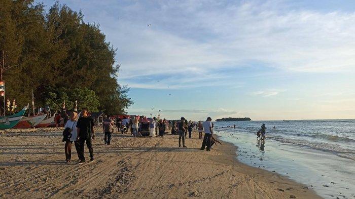 Fasilitas di Pantai Tiku Masih Minim, Pengunjung Harapkan Peningkatan ...