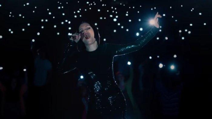 Arti Lagu Flashlight Jessie J, Lirik: I Got All I Need When I Got You and I - Tribunpadang.com